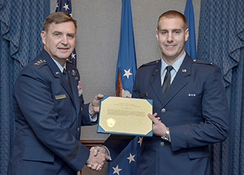 Alumnus named 2014 Air Force Cadet of the Year - The Source - WashU