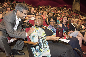 Cosby receives Gloria White award - The Source - WashU