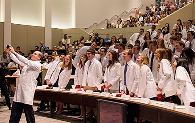 Medical students receive white coats, take oath - The Source - WashU
